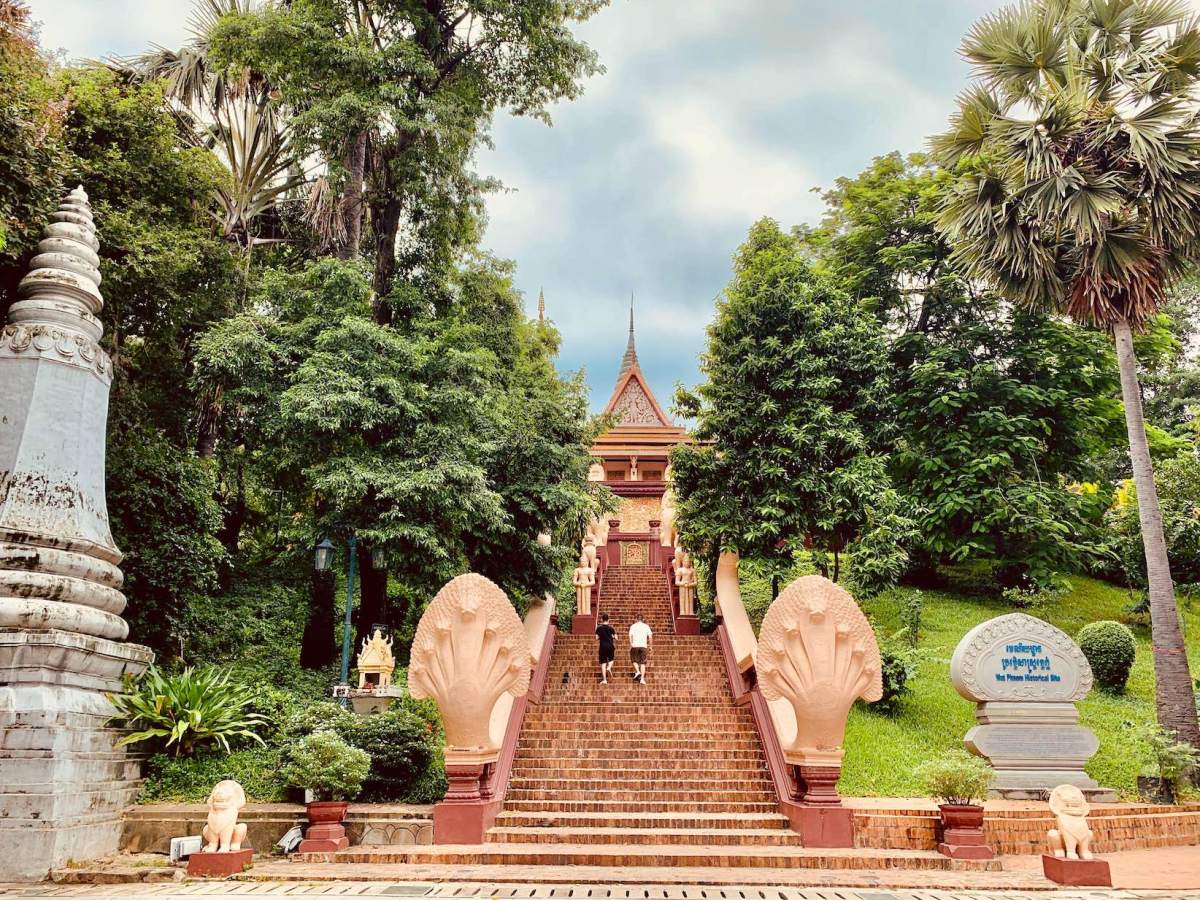 Travel Report: Wat Phnom Temple, Phnom Penh. - Leighton Travels!